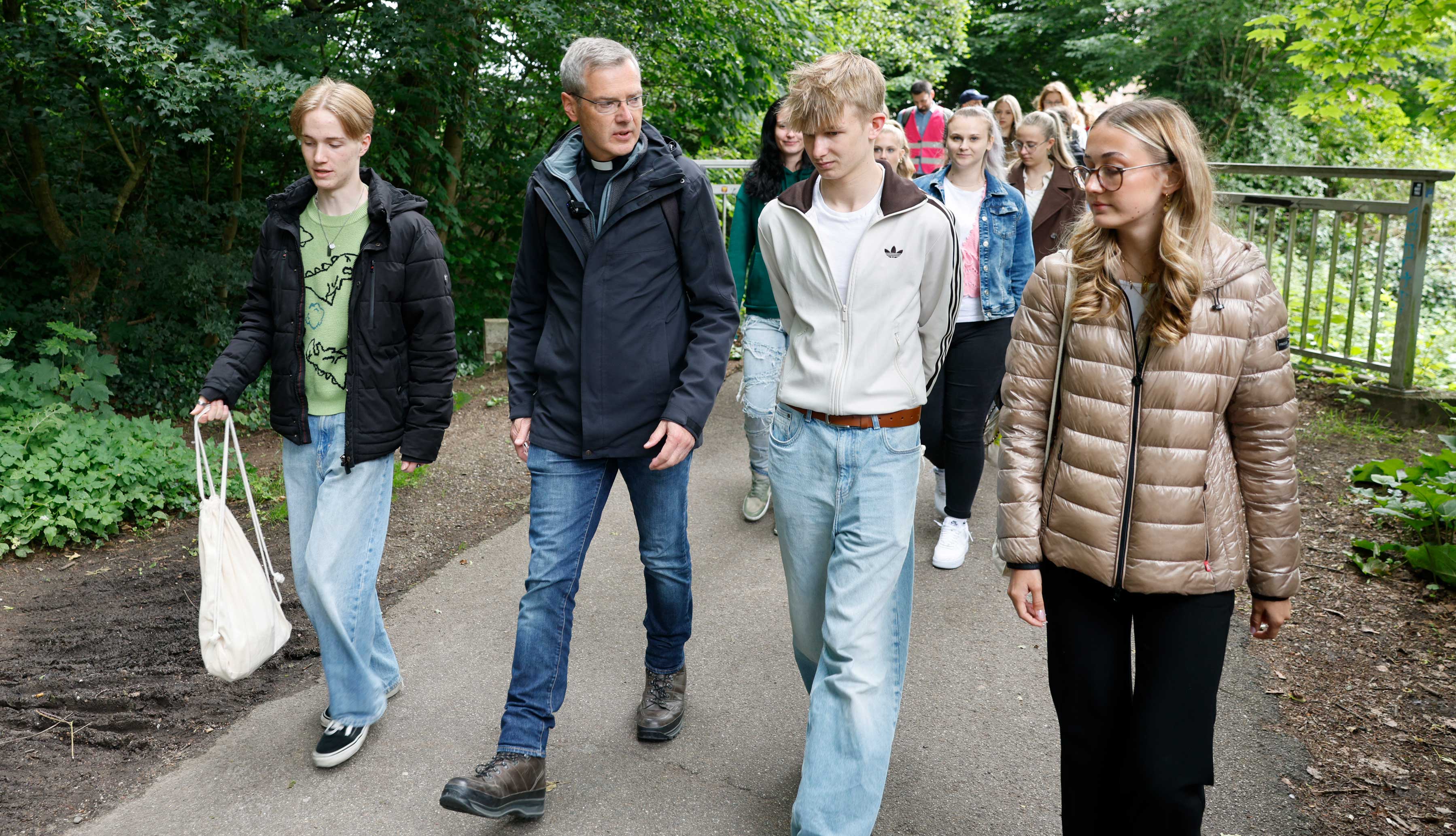Bischof Heiner Wilmer pilgert mit Jugendlichen durch Geldern - Bistum ...